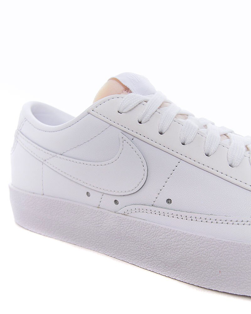 Nike Wmns Blazer Low 77 | DC4769-101 | Vit | Sneakers | Skor | Footish